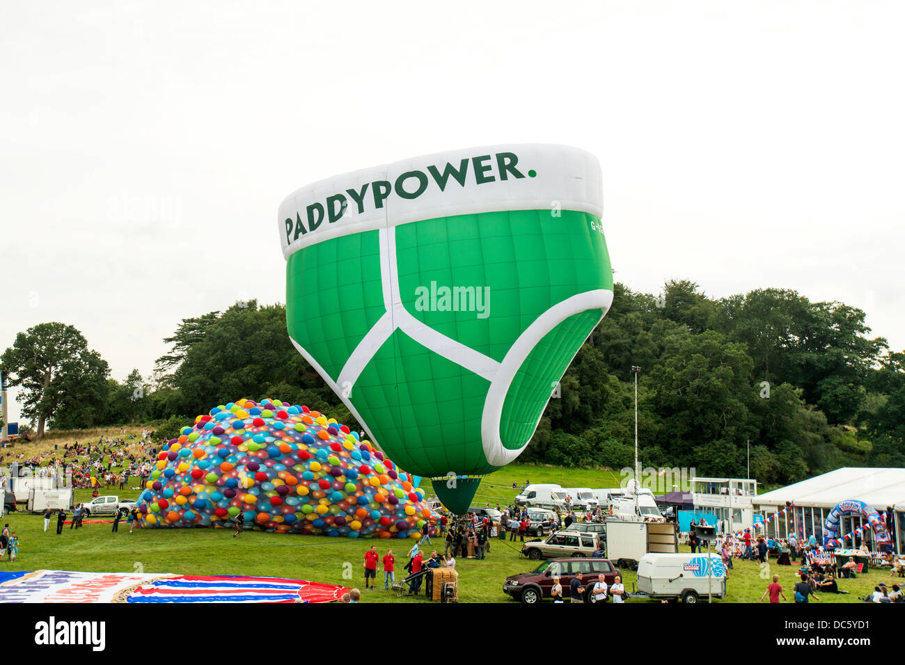 Bristol, UK. 8th August 2013. The Paddypower hot air balloon preparing ...