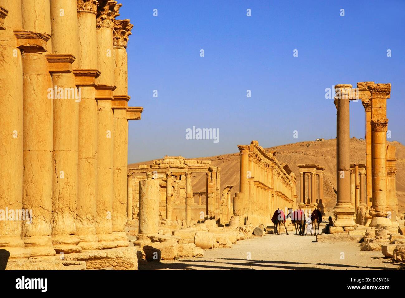 Human columns hi-res stock photography and images - Alamy