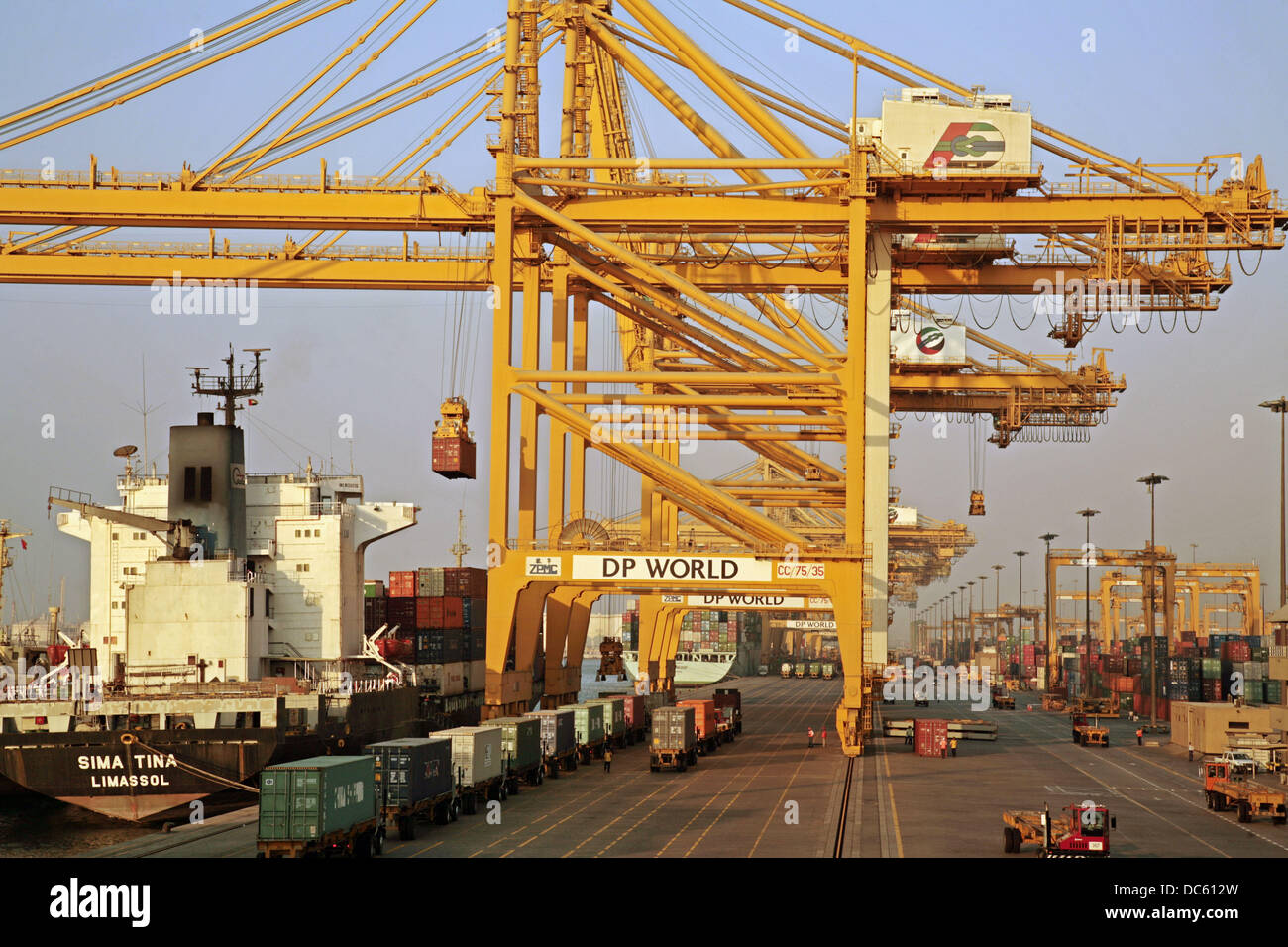 Jebel ali port hi-res stock photography and images - Alamy