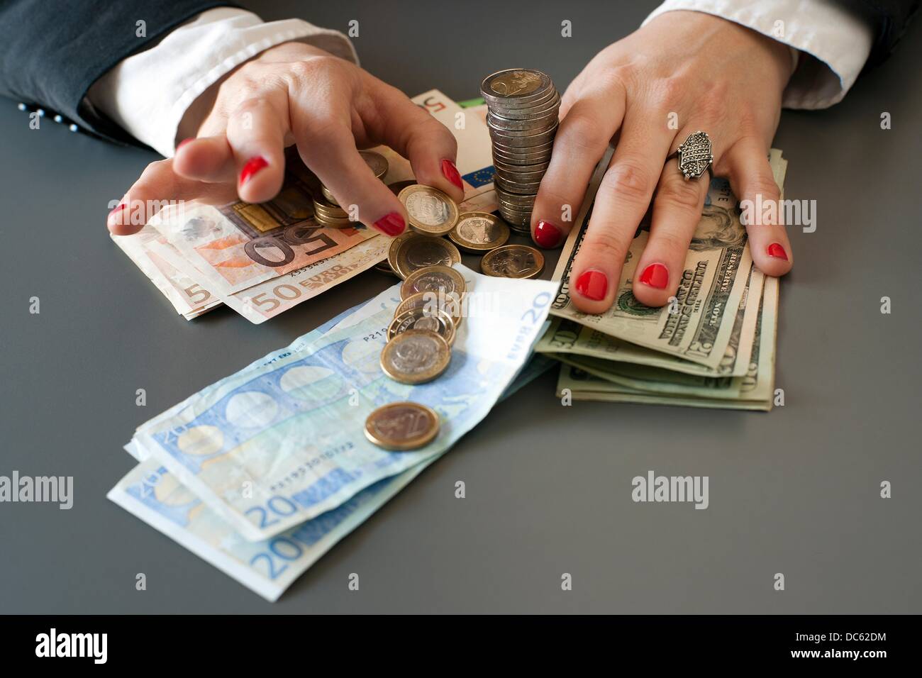 bussines, news paper, manos de mujer, manos contando, euros, moneda ...