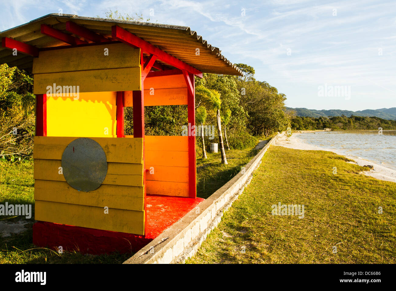 Lifeguard station at Peri Lagoon Municipal Park Stock Photo - Alamy