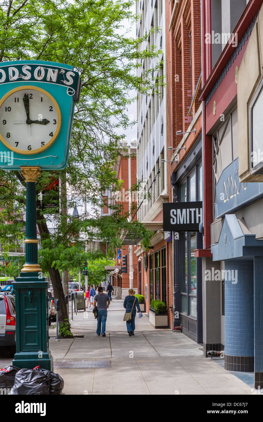 Downtown tree lined street hi-res stock photography and images - Alamy