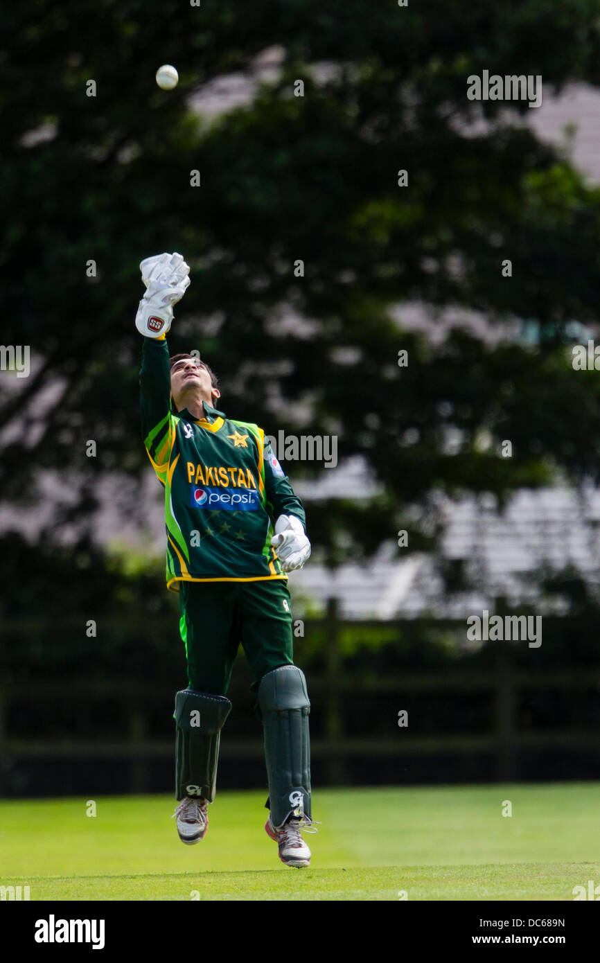 Pakistan wicketkeeper hi-res stock photography and images - Alamy