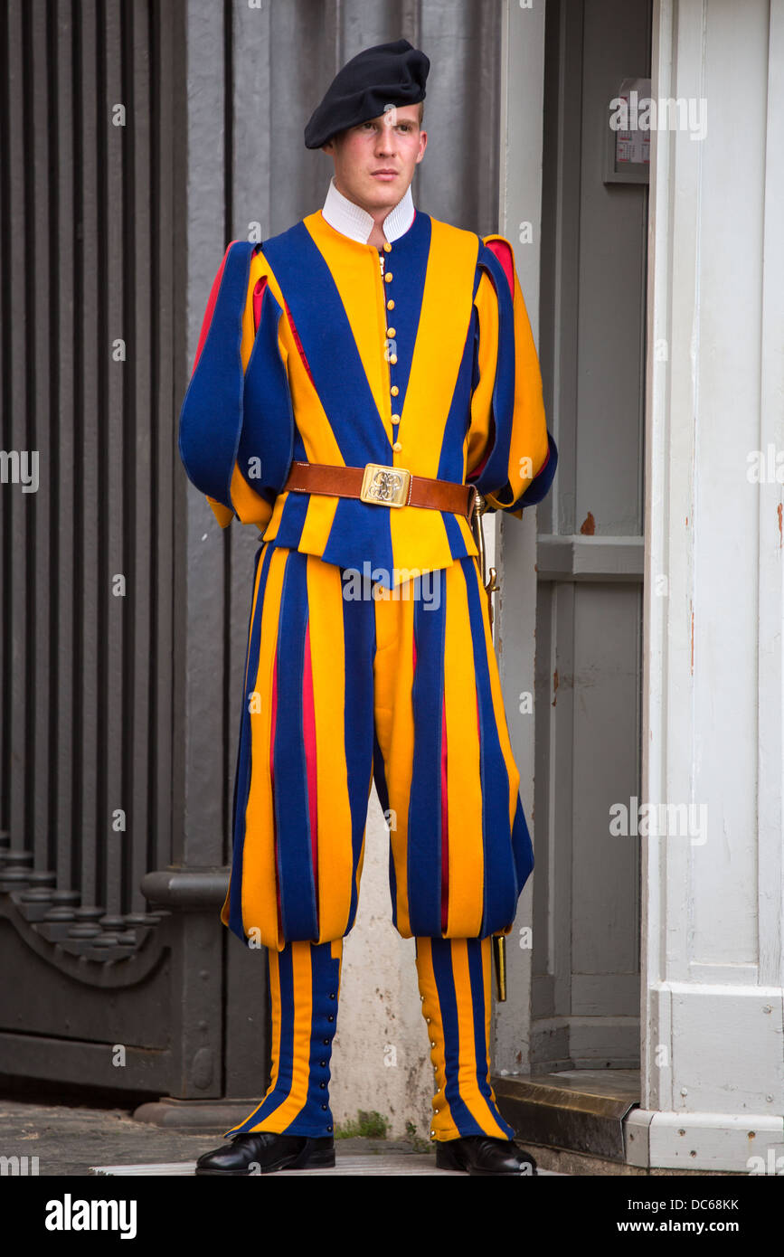 Swiss guardsman hi-res stock photography and images - Alamy