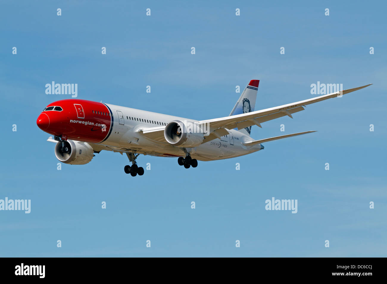 Boeing 787 dreamliner landing gear hi-res stock photography and images ...