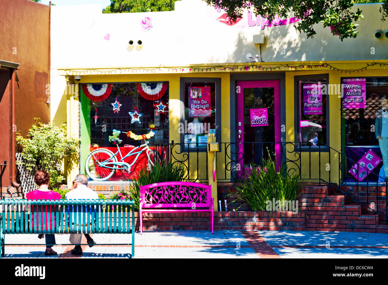 Man sitting outside store hi-res stock photography and images - Alamy