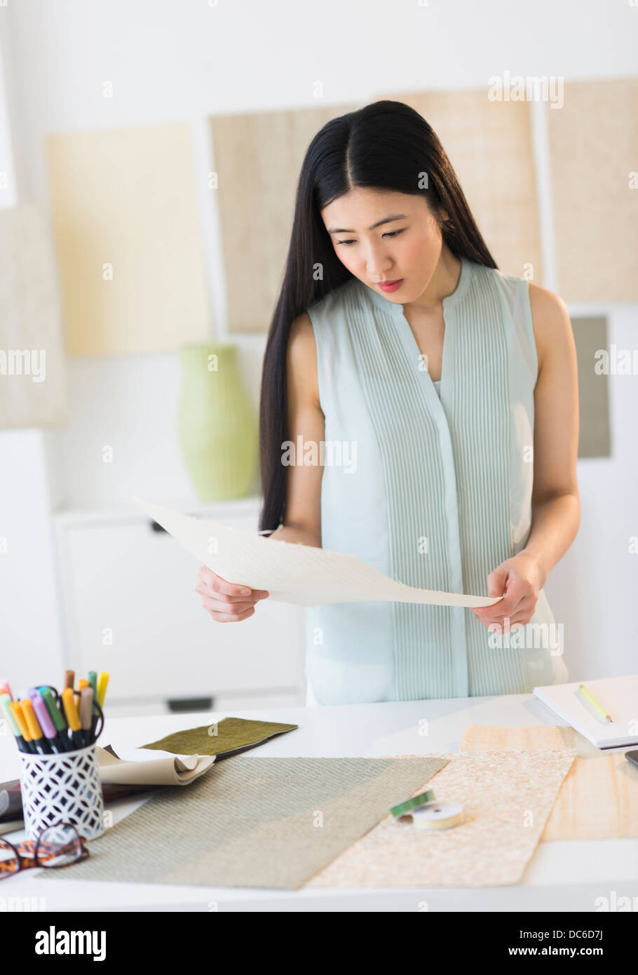 Modern black office woman hi-res stock photography and images - Alamy