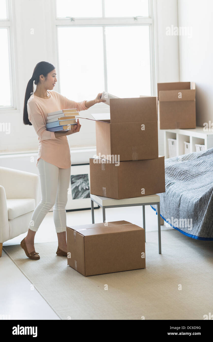 Woman packing moving box hi-res stock photography and images - Alamy