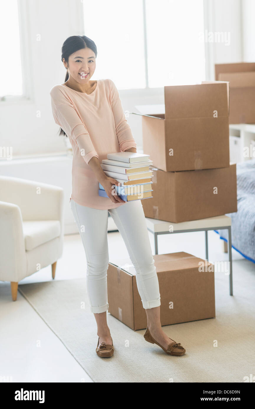 Woman moving home Stock Photo - Alamy