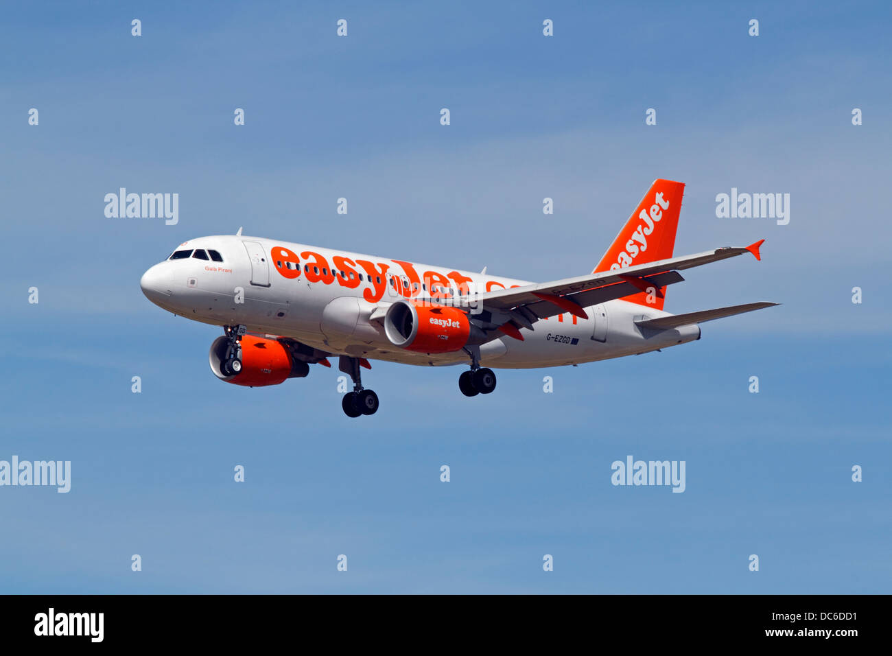 EasyJet Gala Pirani G-EZGD Airbus A319-111 on final approach to ...