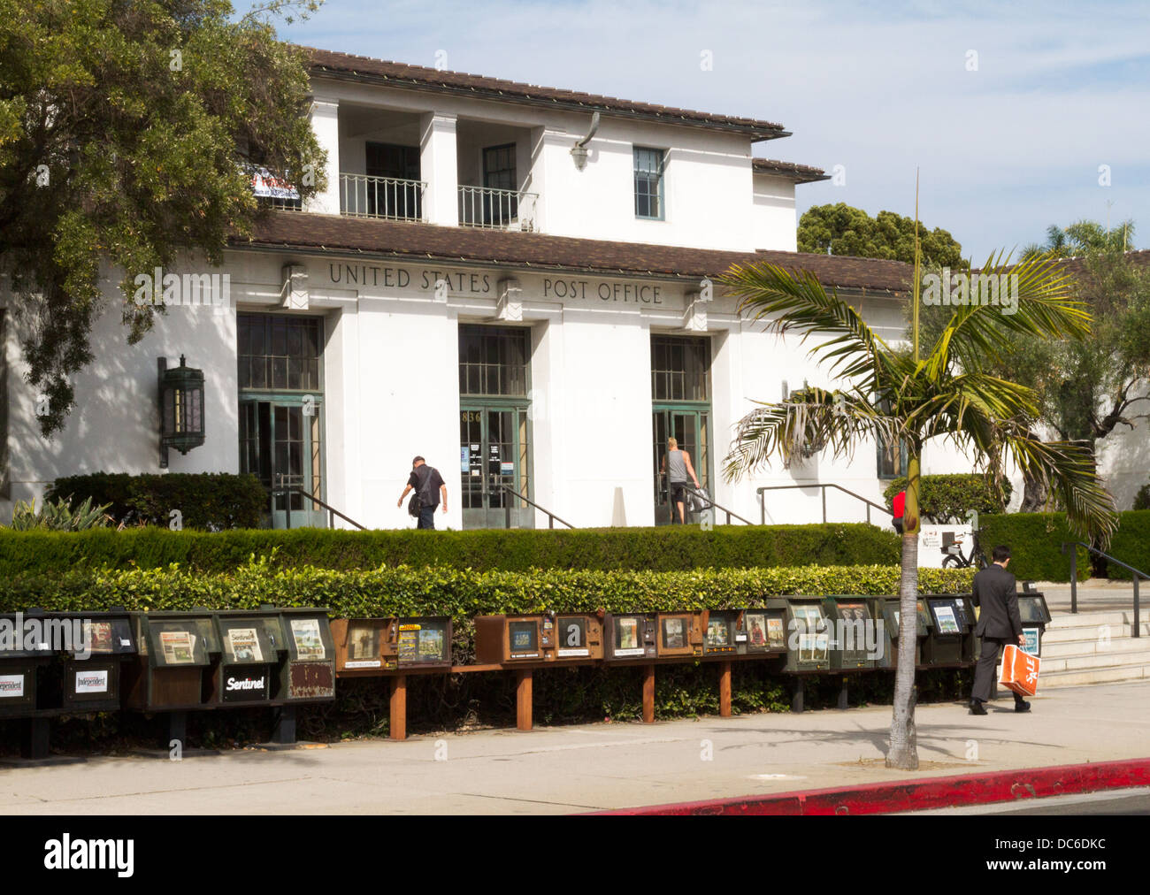 Street view of the front of a United States Post Office building in ...