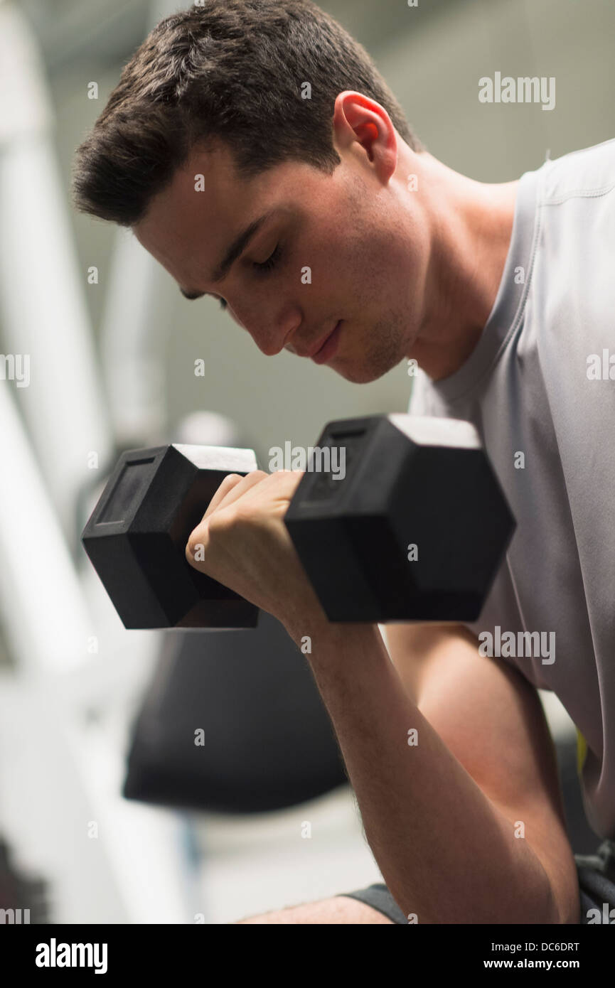 One man lifting hi-res stock photography and images - Alamy