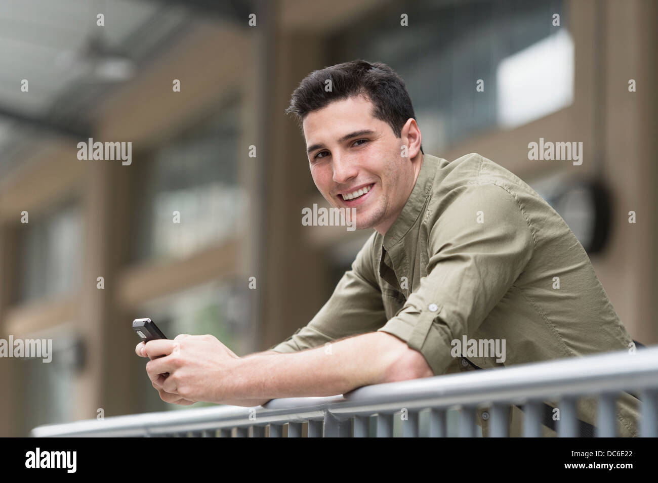 Black man on his phone smiling and texting hi-res stock photography and images - Alamy