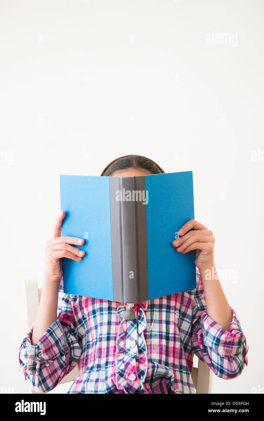 Child behind book hi-res stock photography and images - Alamy