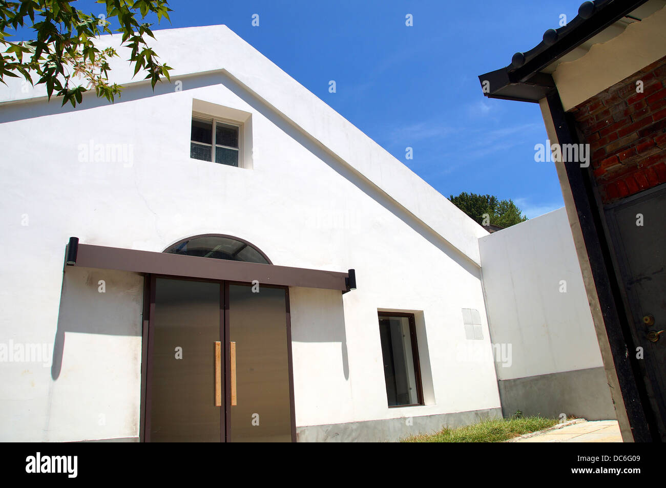 Ancient white chinese house hi-res stock photography and images - Alamy