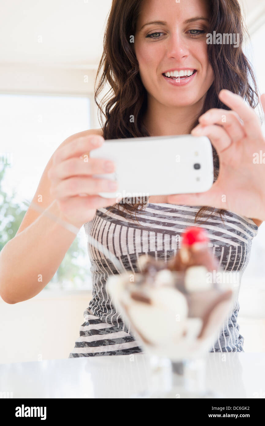 Long ice cream sundae hi-res stock photography and images - Alamy