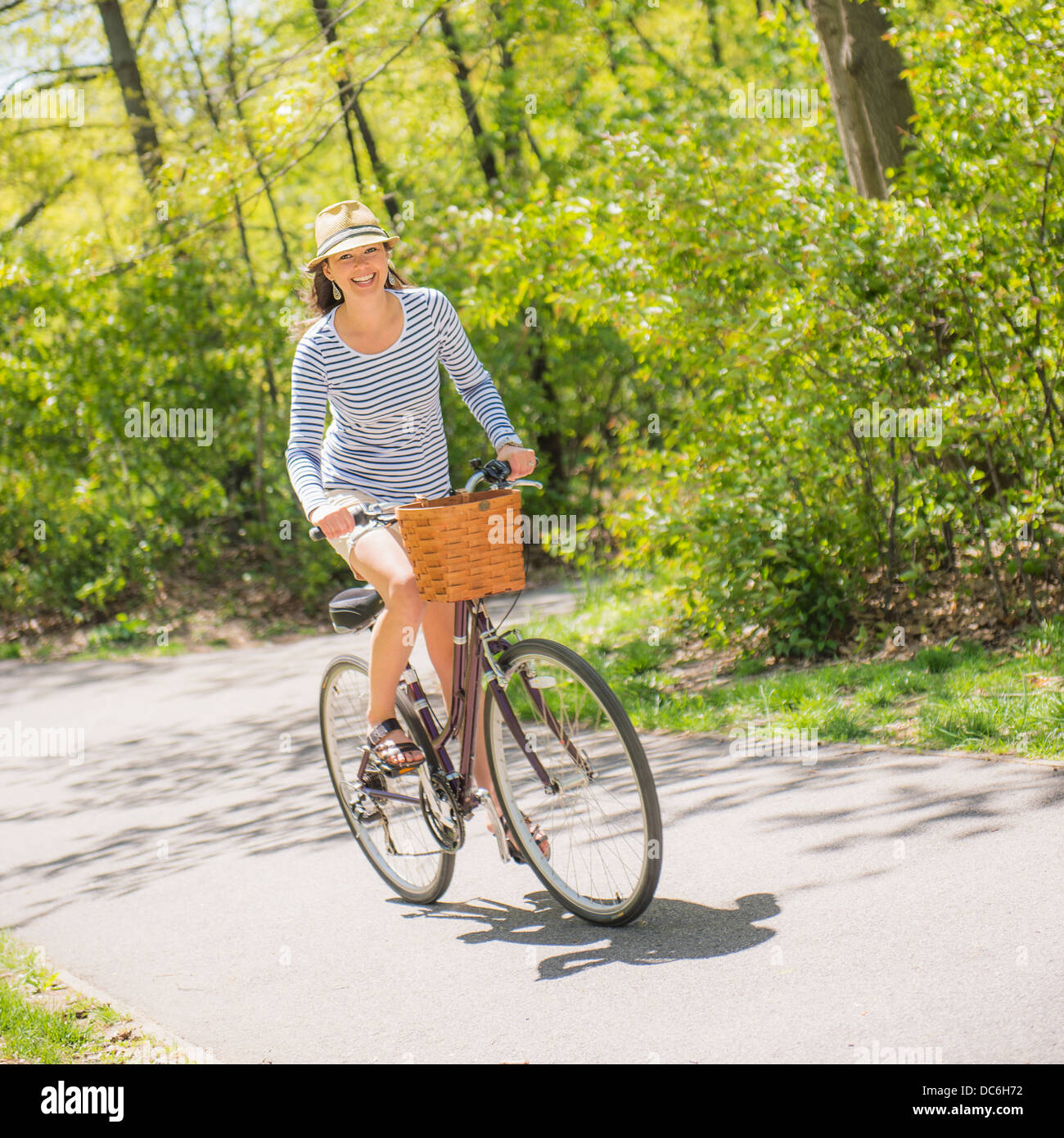 USA, New York State, New York City, Central Park, Mid adult woman ...