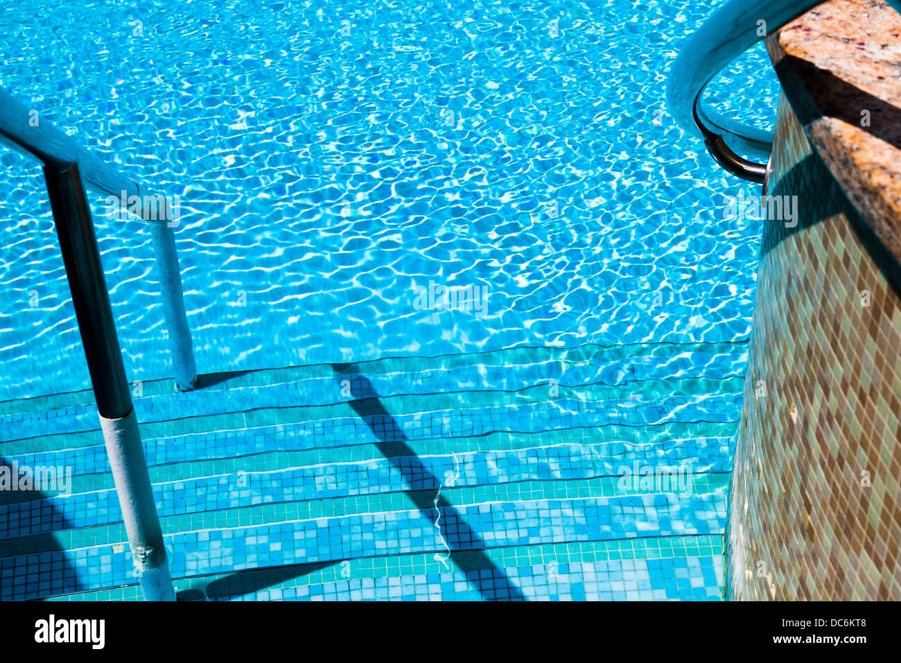 Empty swimming pools hi-res stock photography and images - Alamy