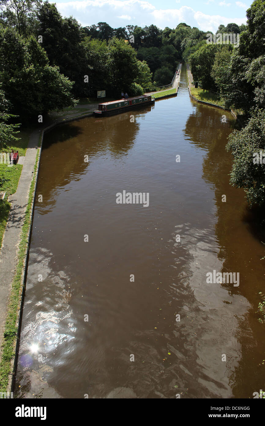 Narrowboat aqueduct hi-res stock photography and images - Alamy