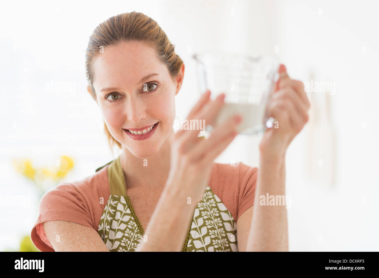 Portrait of woman cooking Stock Photo - Alamy