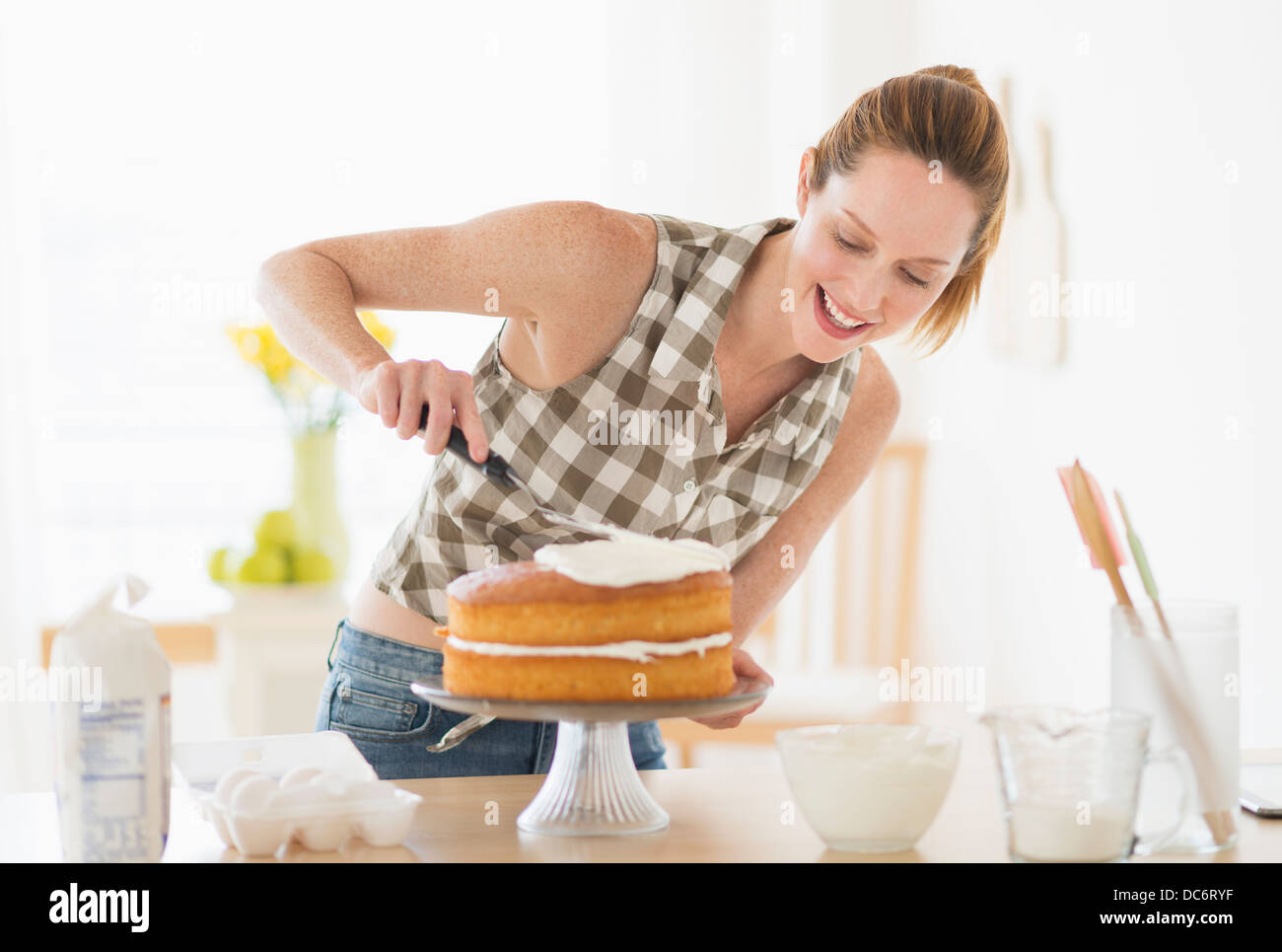 Woman preparing cake hi-res stock photography and images - Alamy