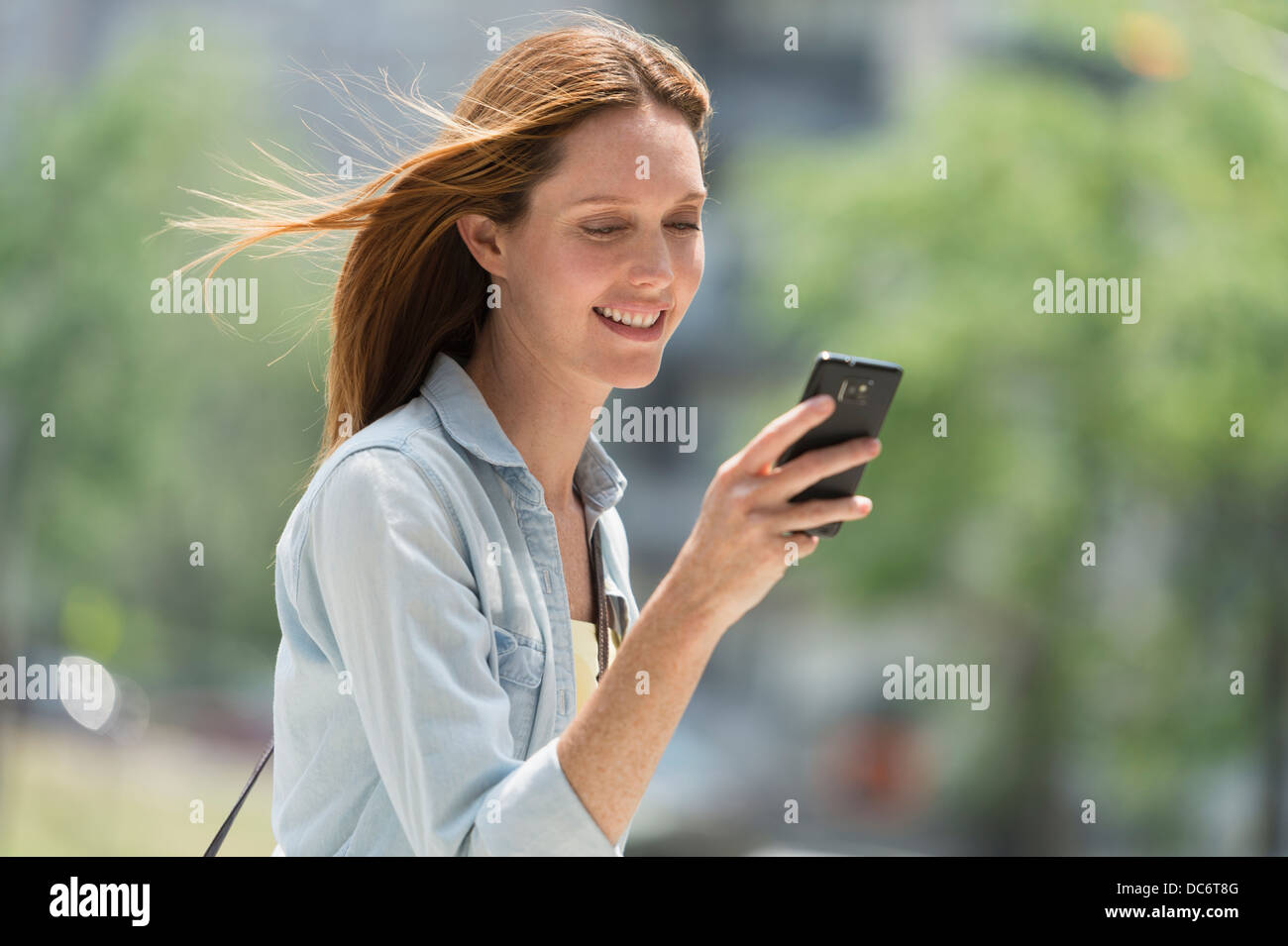 Usa cell phone people walking hi-res stock photography and images - Alamy