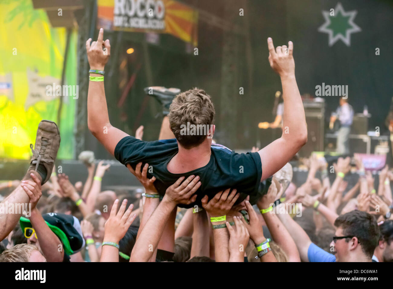 Crowd surf concert hi-res stock photography and images - Alamy