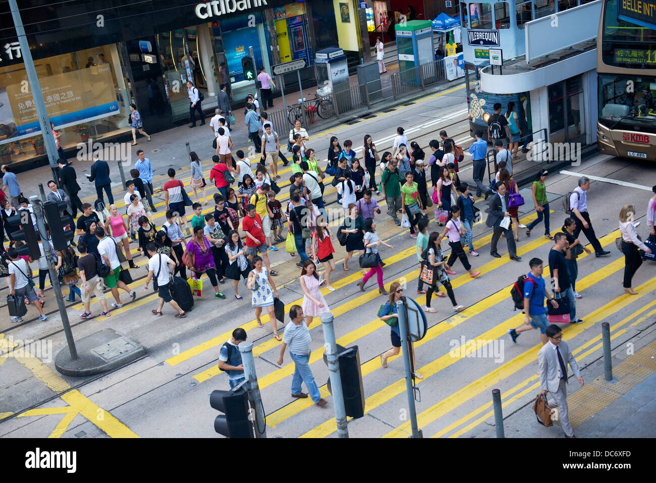 Crowds crossing the road hi-res stock photography and images - Alamy
