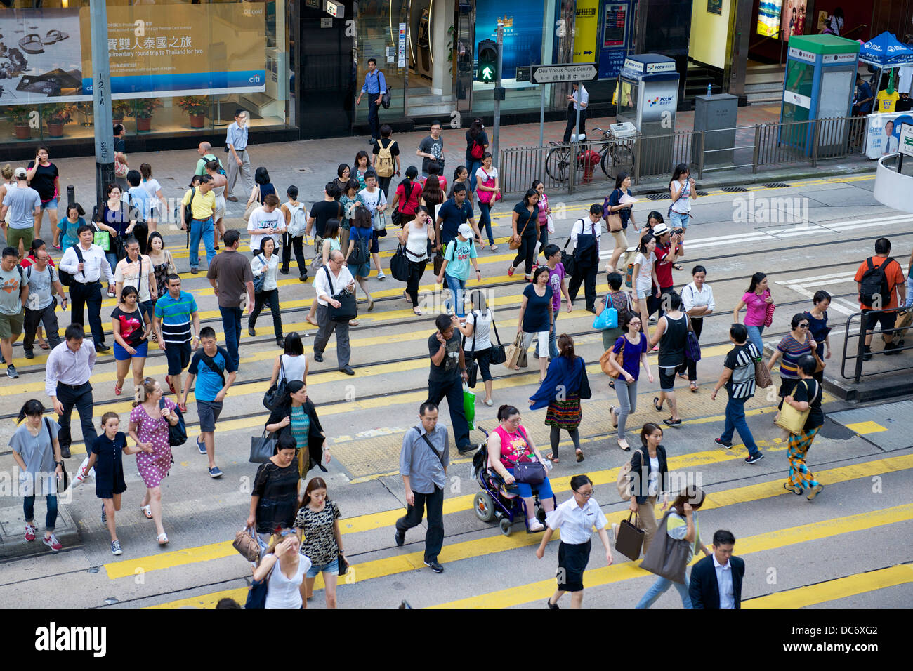 People crossing a busy road in Central Hong Kong Stock Photo - Alamy