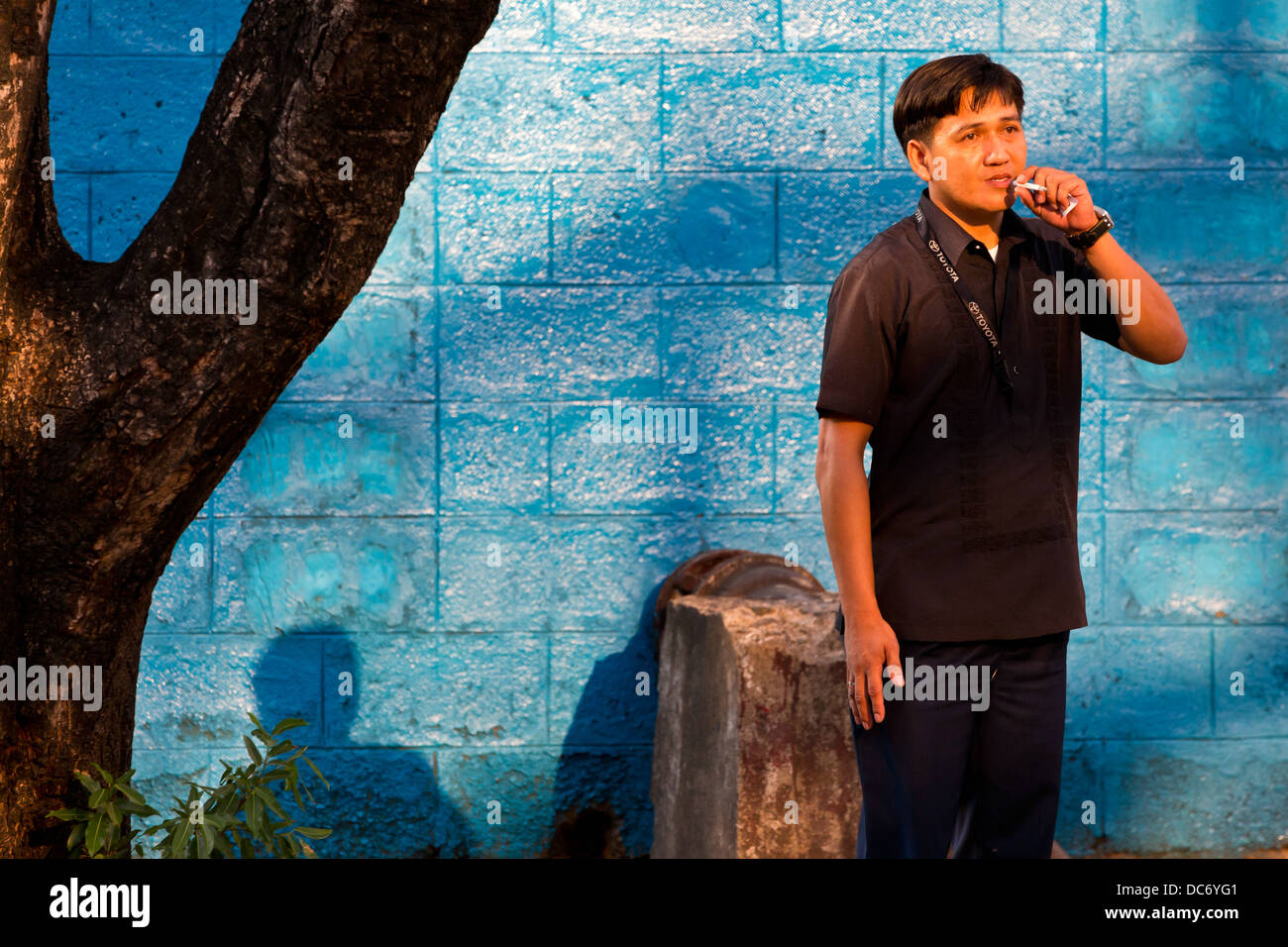 Man smoking in the Street in Manila, Philippines Stock Photo - Alamy