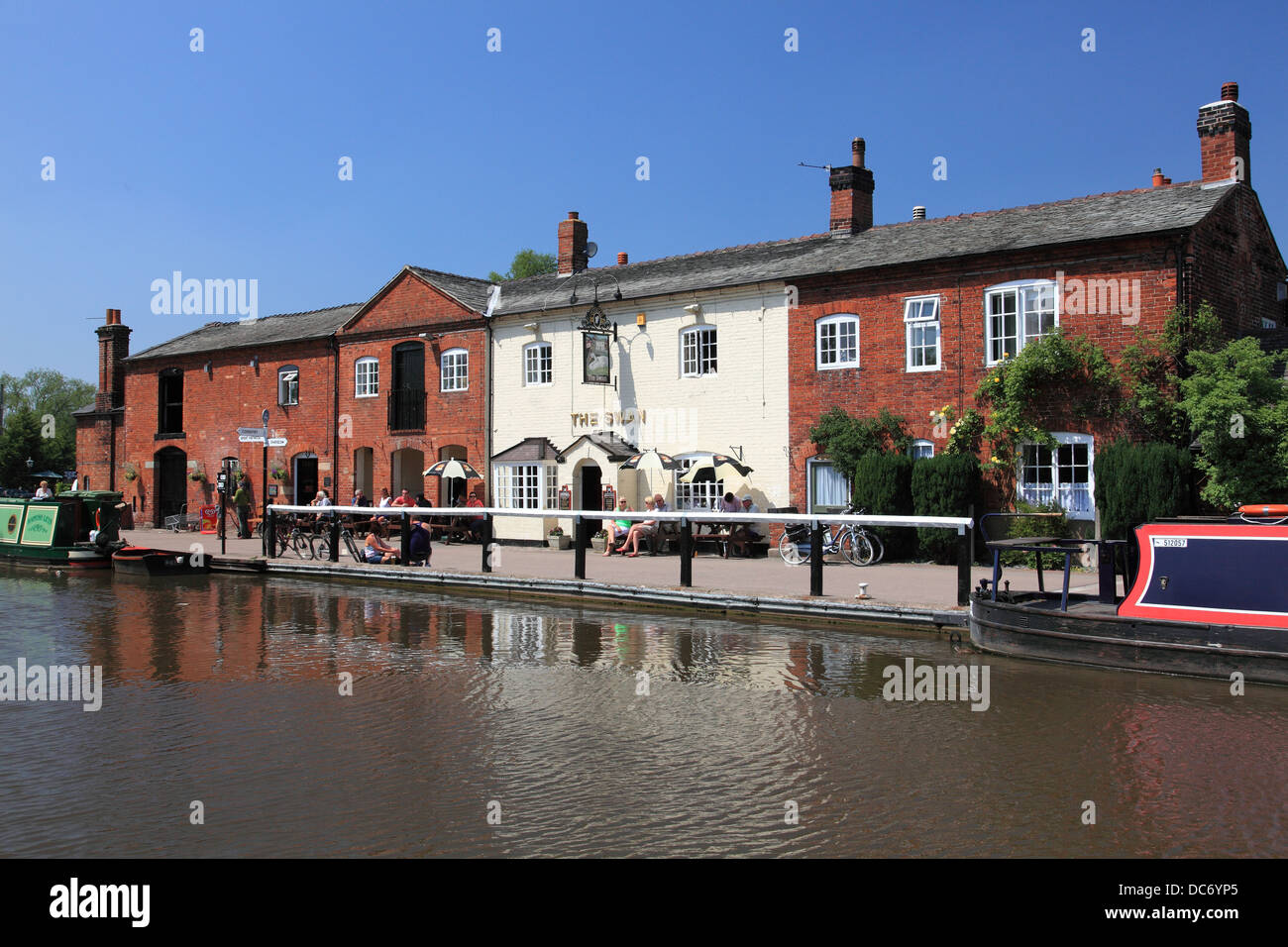 Narrowboats by the pub The Swan at Fradley Junction in Staffordshire ...