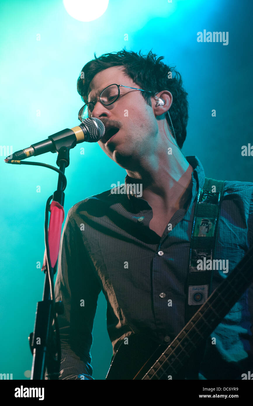 Perfomer stage back to back hi-res stock photography and images - Alamy