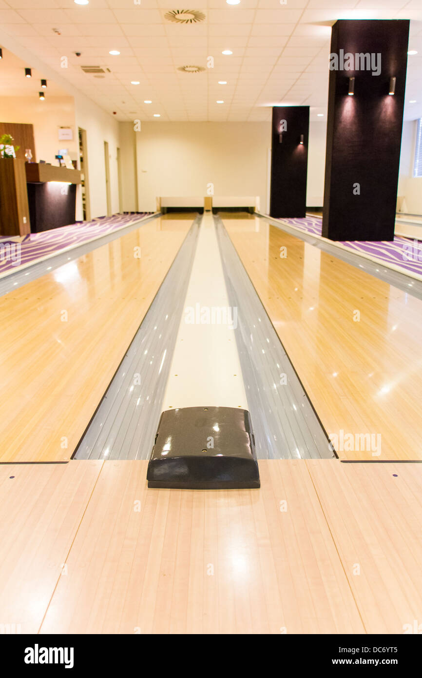 Empty bowling alley bowling hi-res stock photography and images - Alamy