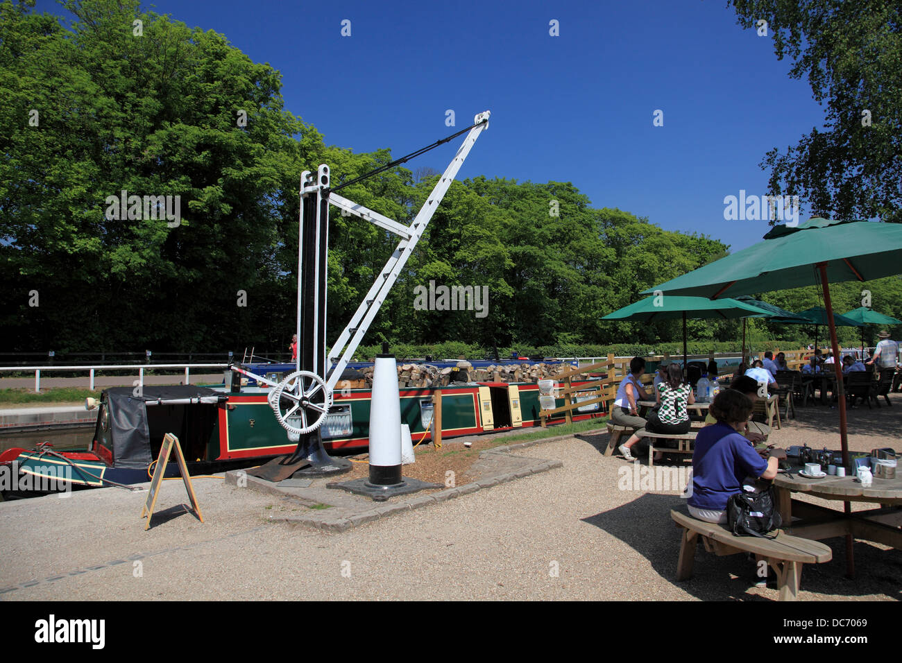 The old crane and the café by the Trent and Mersey canal at Fradley ...