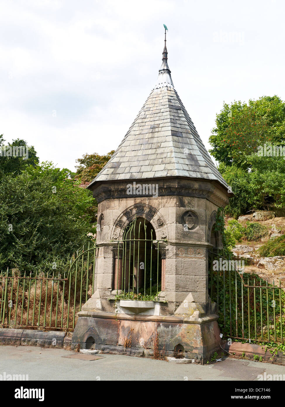 Park drinking fountain hi-res stock photography and images - Alamy