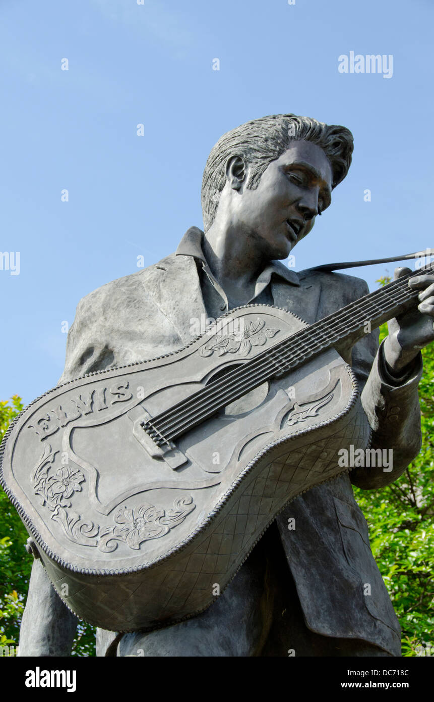 Tennessee, Memphis. Downtown Memphis, statue of Elvis in Elvis Presley ...
