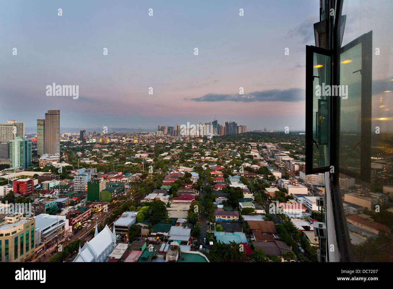 Night metro manila hi-res stock photography and images - Alamy