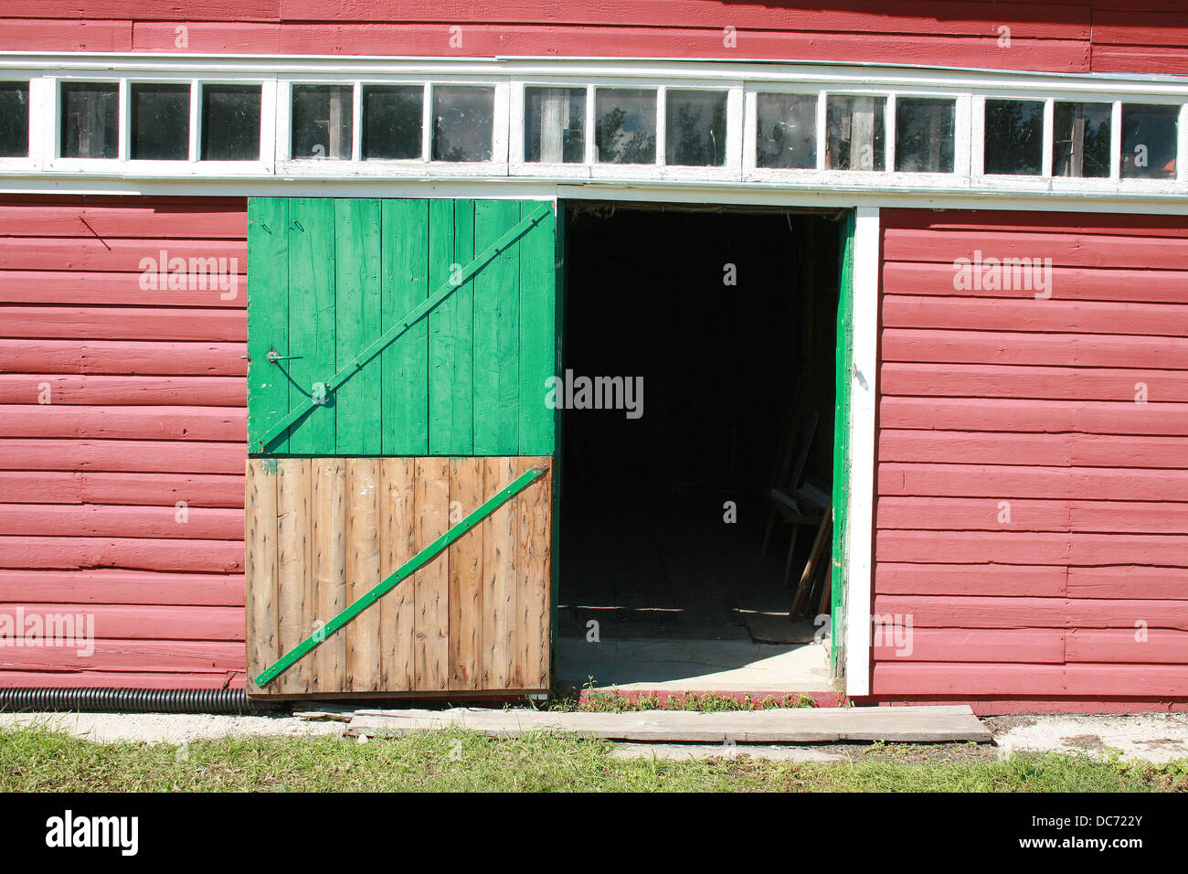 Wooden barn door hi-res stock photography and images - Alamy