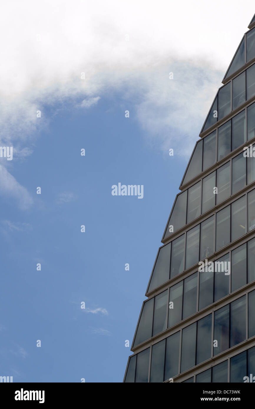 Curved office block hi-res stock photography and images - Alamy