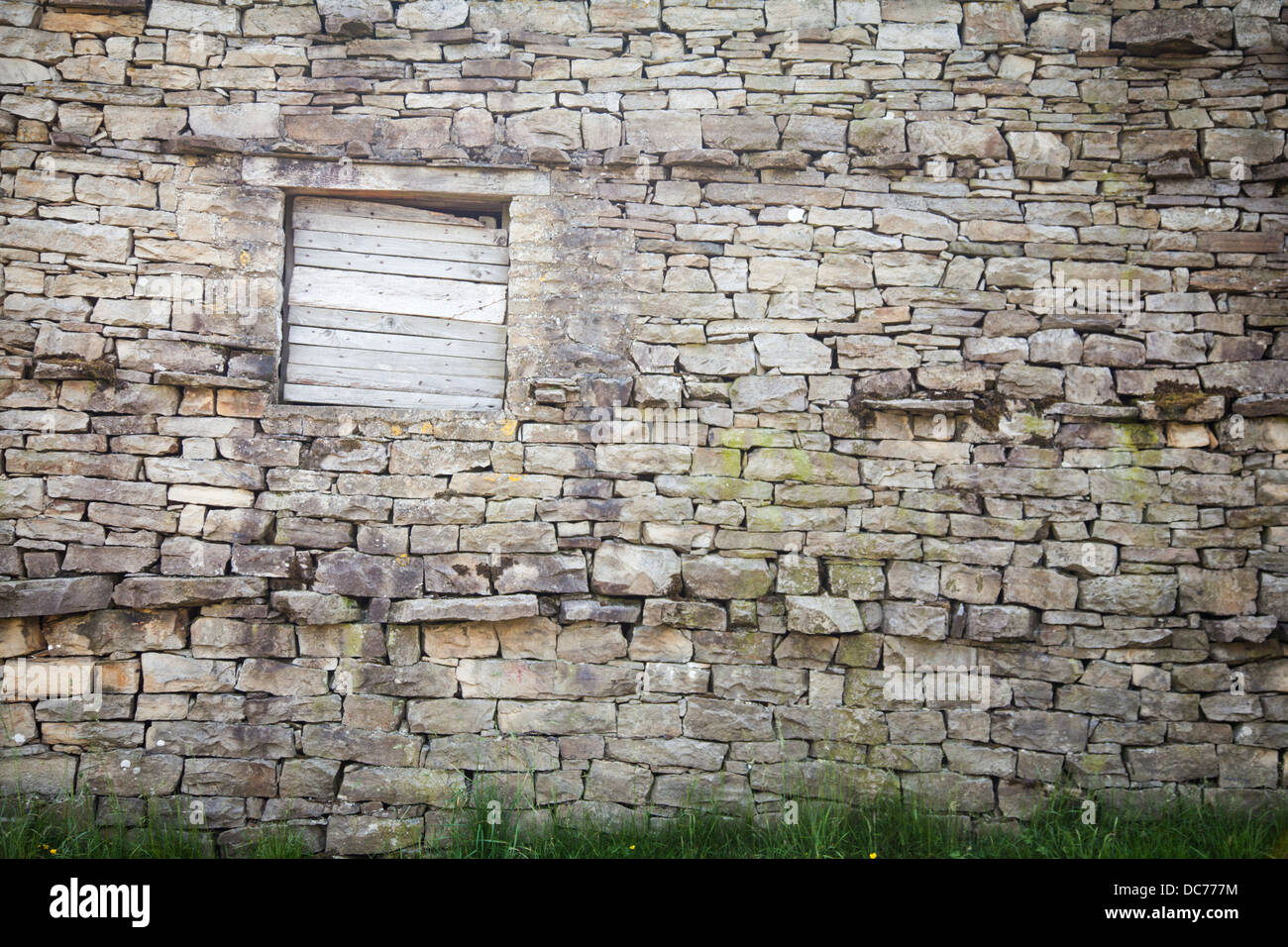 Field barn stone wall hi-res stock photography and images - Alamy