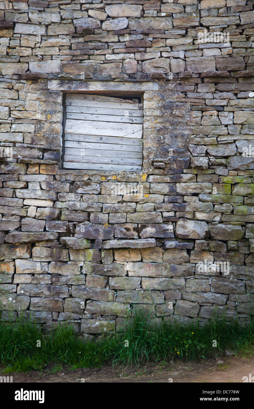 Field barn stone wall hi-res stock photography and images - Alamy
