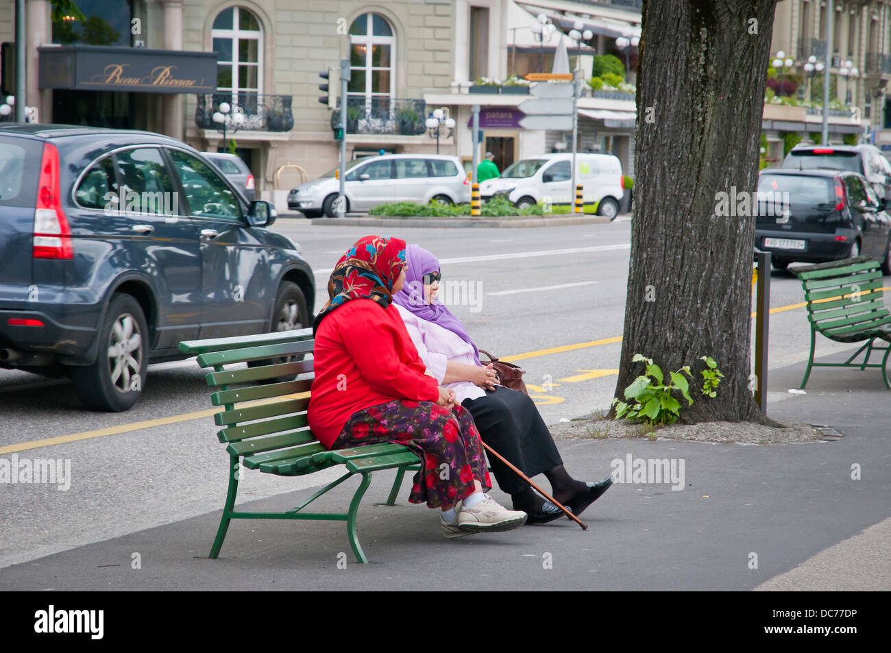Muslim women sitting hi-res stock photography and images - Alamy