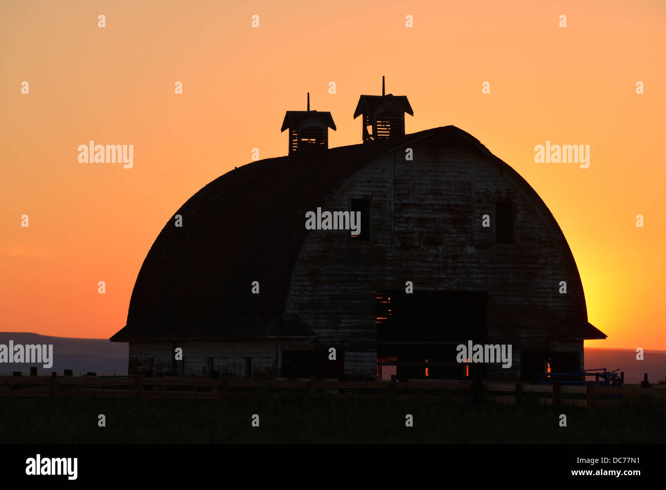 Sunset behind a barn in Southeastern Washington Stock Photo - Alamy