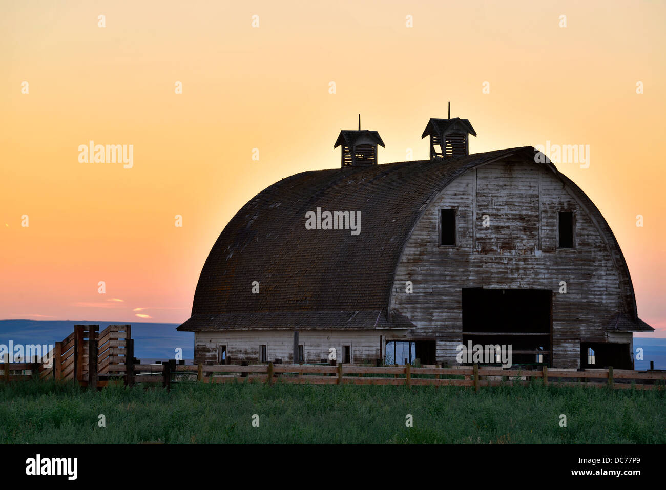 Sunset behind a barn in Southeastern Washington Stock Photo - Alamy