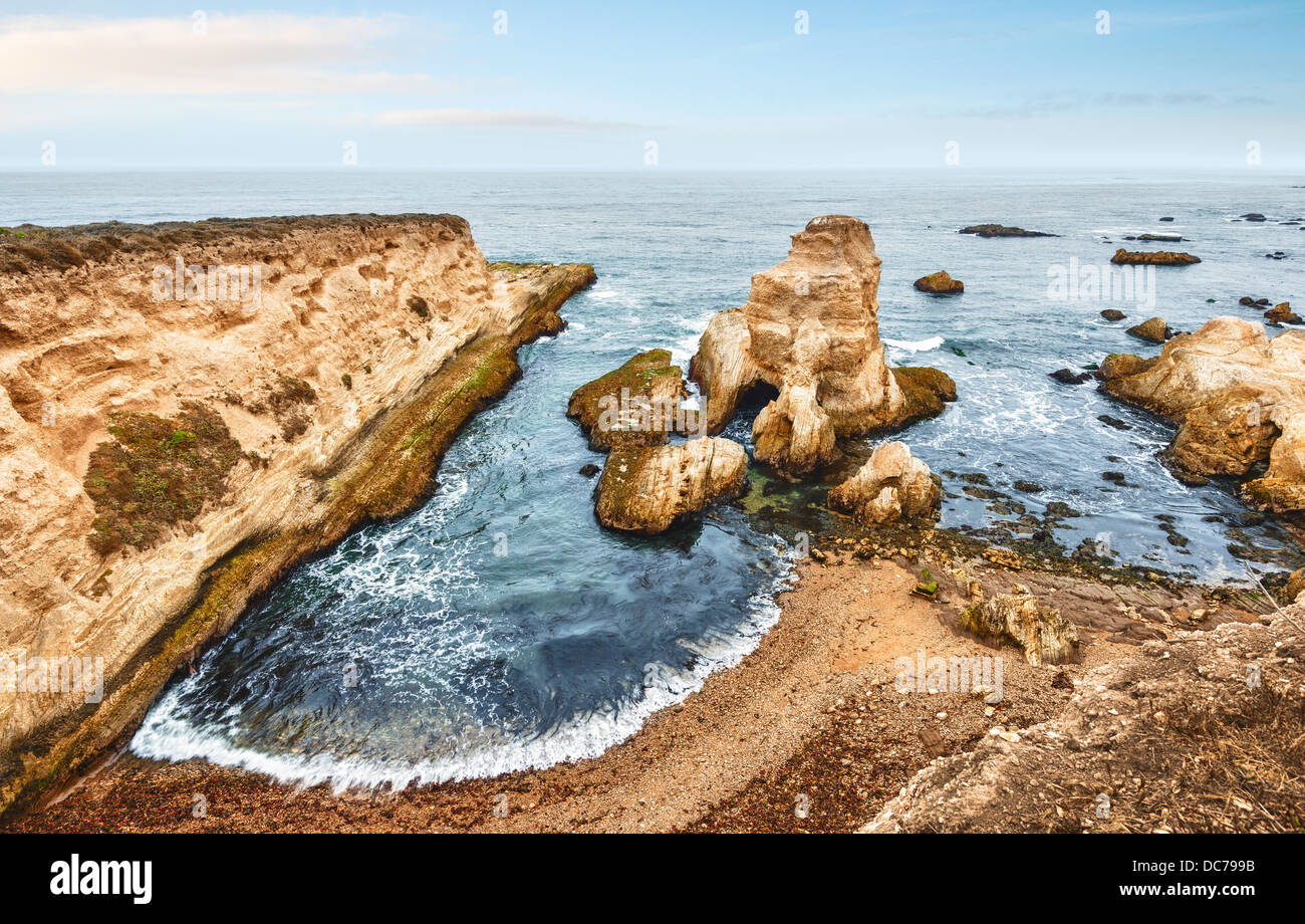 The jagged rocks and cliffs of Montana de Oro State Park in California ...