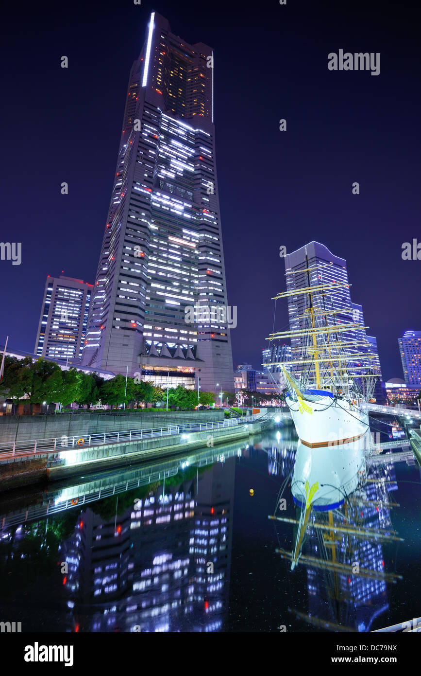 Autumn night scene yokohama minato hi-res stock photography and images ...