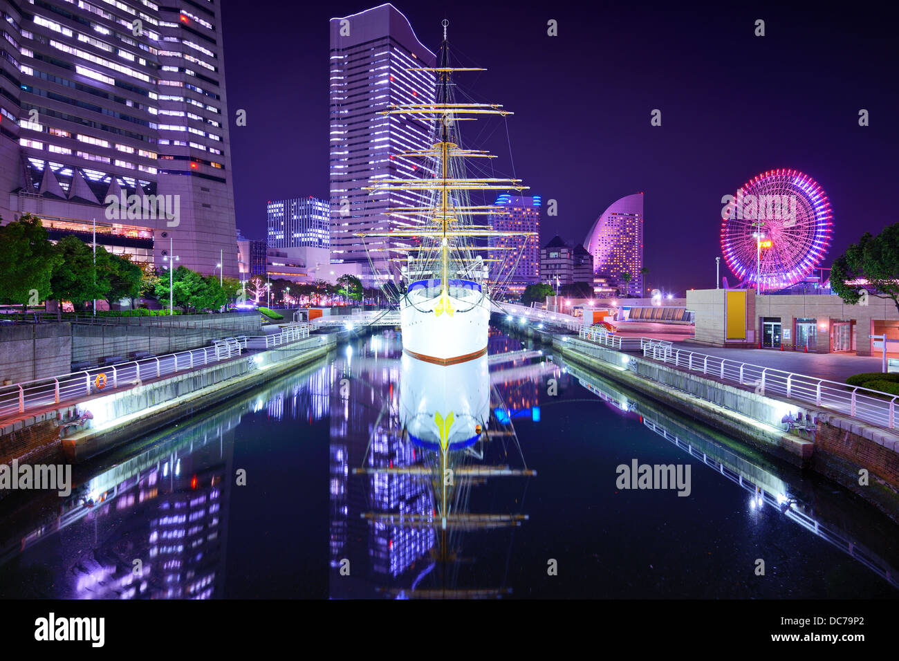 Autumn night scene yokohama minato hi-res stock photography and images ...