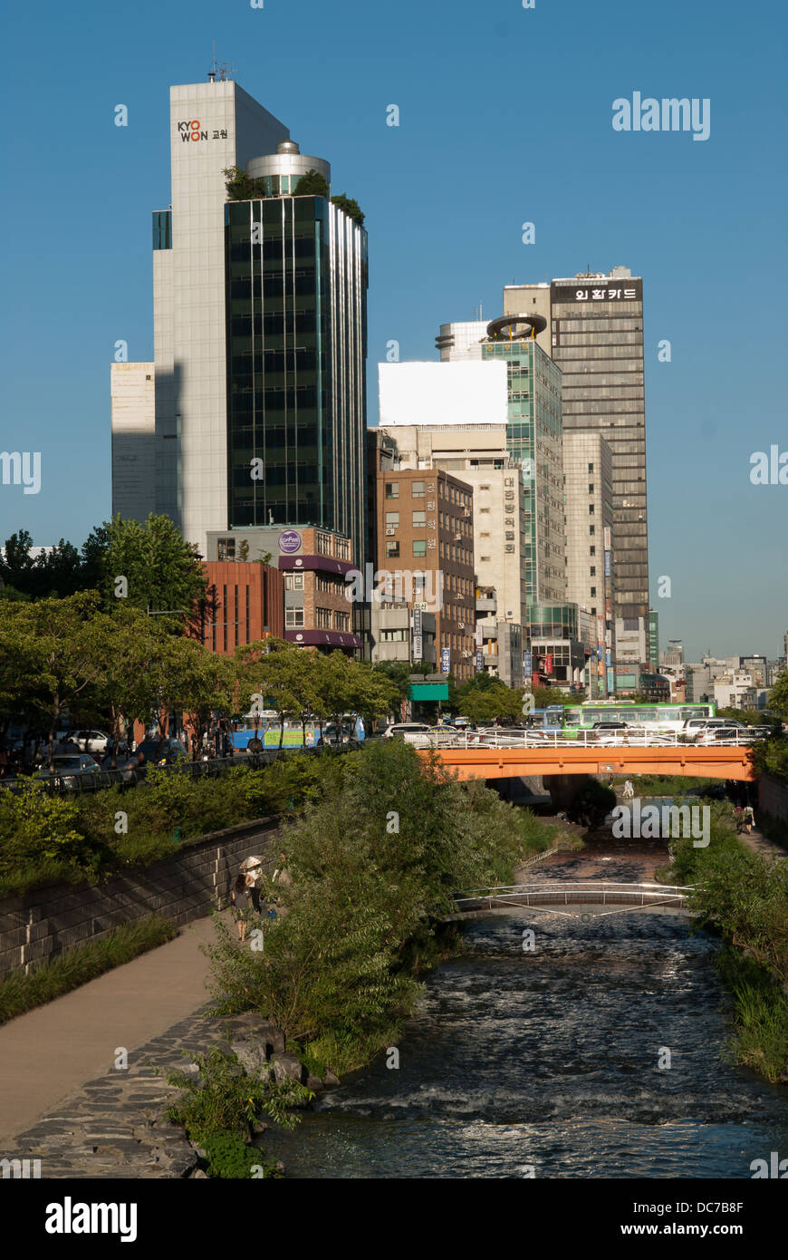Cheonggyecheon river promenade seoul hi-res stock photography and ...