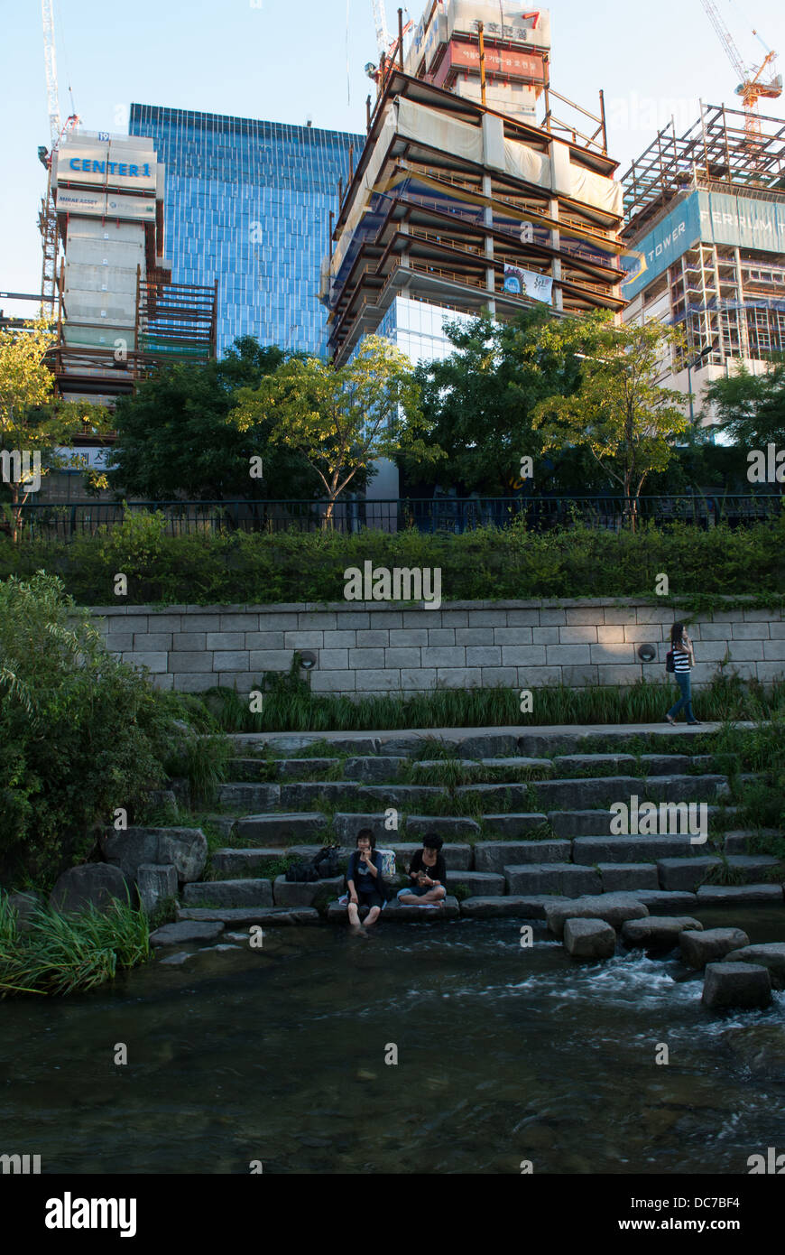 Cheonggyecheon river promenade seoul hi-res stock photography and ...