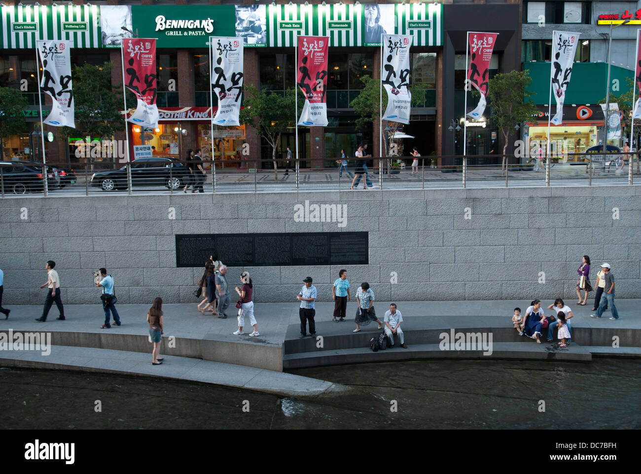 Cheonggyecheon river promenade seoul hi-res stock photography and ...